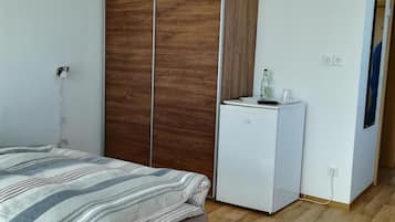 Quarto Individual, varanda | Edredões de penas, secretária, cortinas/cortinados opacos
