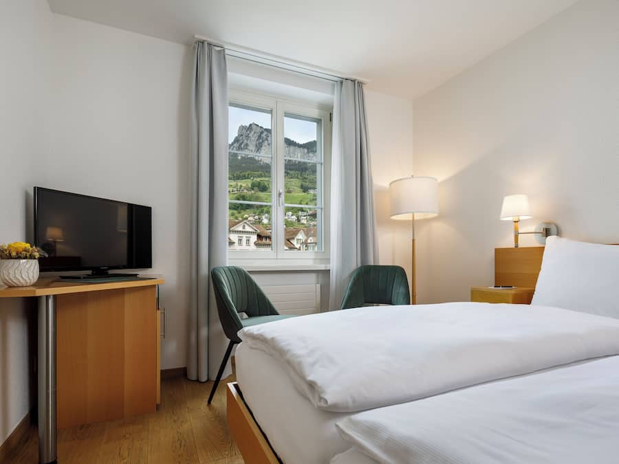 Small Double Room Grandlit | Cofres nos quartos, escrivaninha, ferros/tábuas de passar roupa
