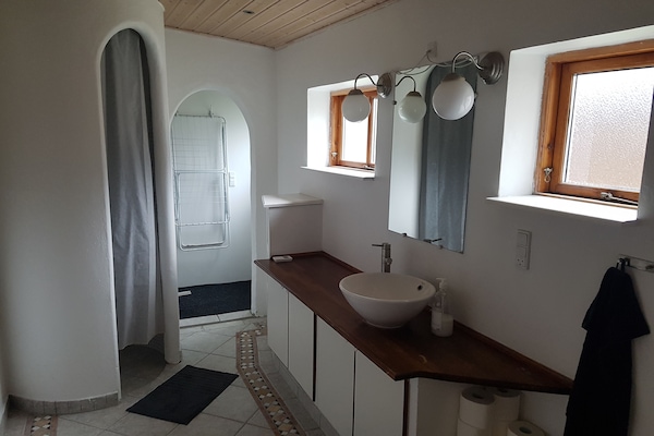Apartamento Comfort | Casa de banho | Um polibã, um chuveiro fixo, um secador de cabelo, toalhas fornecidas