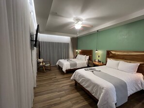 Quarto Duplo Deluxe, 2 camas queen-size, não fumadores, vista para a montanha | Roupa de alta qualidade, edredões de penas, camas de colchão pillowtop