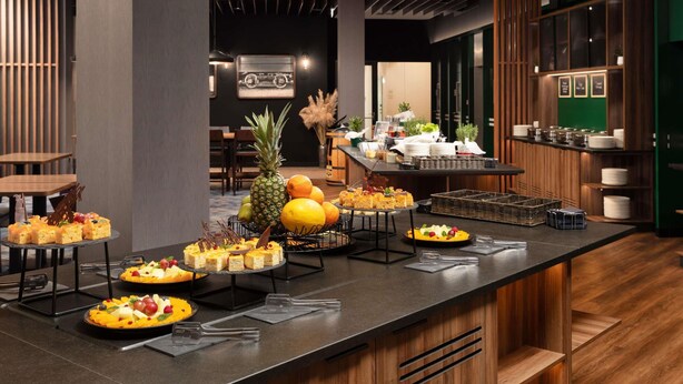 Disposição de buffet com diversos alimentos e design de interiores moderno.