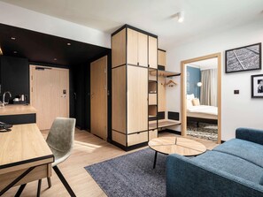 Apartamento, 1 cama King e sofá-cama, cozinha (Work & Relax area) | Frigobar, cofres nos quartos, escrivaninha, quartos à prova de som