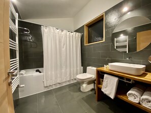 Quarto casal ou duplo | Banheiro | Chuveiro/banheira combinados, banheira de imersão