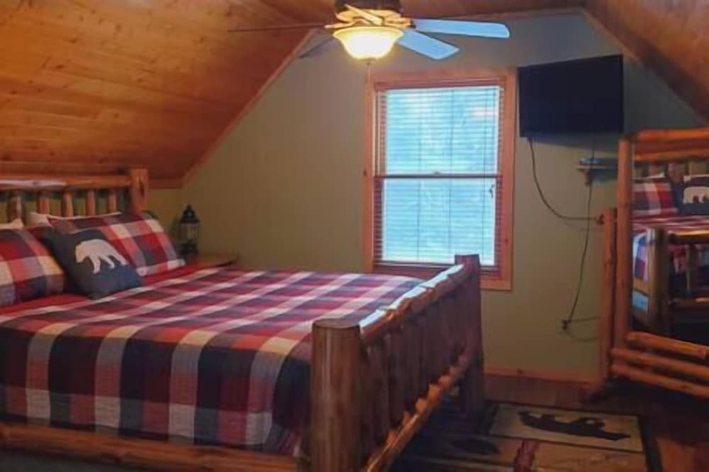 Black Bear Cabin-hot Tub, Pet Friendly, Riverfront - Baldwin, MI