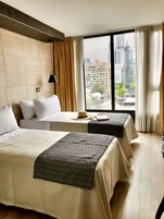 Cofres nos quartos, escrivaninha, espaço de trabalho para notebook