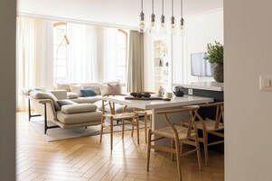 Apartamento, 2 quartos | Sala de estar | TV de ecrã plano, Netflix, serviços de streaming 