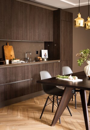 Apartamento Superior | Cozinha privada | Um frigorífico/congelador grande, um micro-ondas, um forno 