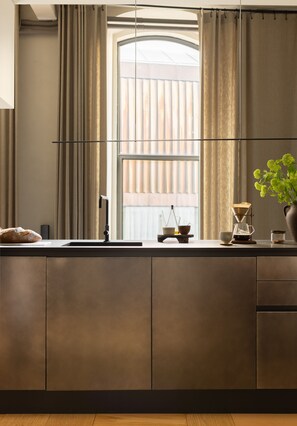 Estúdio luxo | Cozinha privada | Geladeira grande, micro-ondas, fogão, cooktop