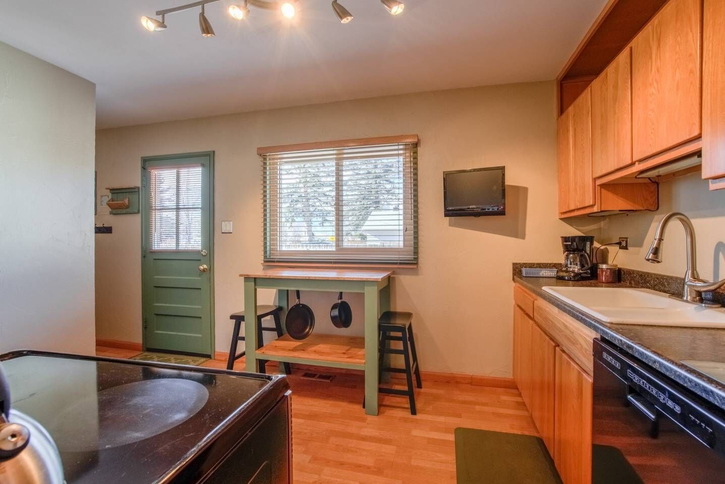 Casa (3 Bedrooms) | Cozinha privada | Um forno, uma placa de cozinha, uma máquina de lavar louça 