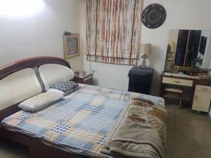 2 quartos, ferros/tábuas de passar roupa
