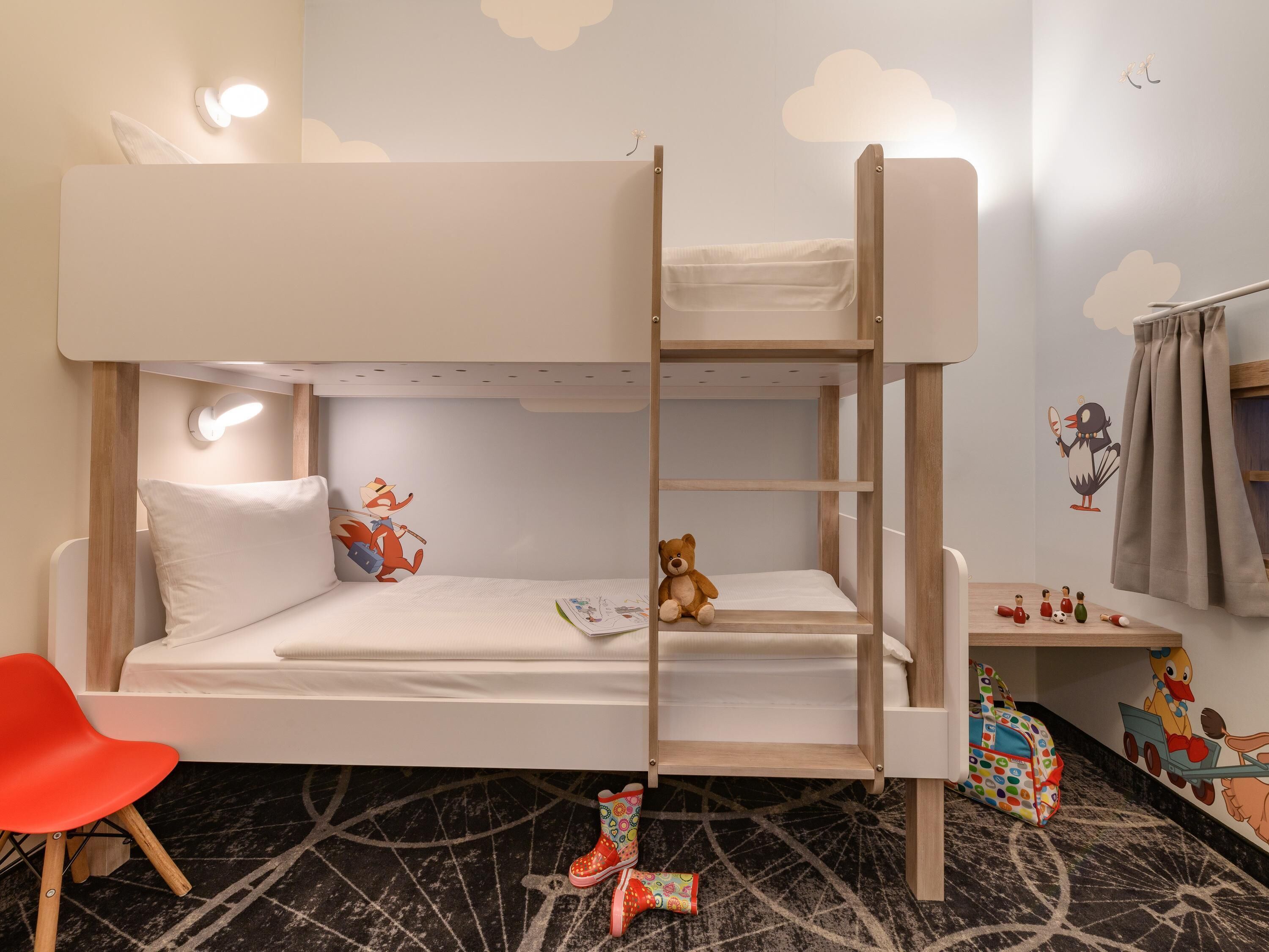 Quarto Familiar, v árias camas | Roupa hipoalergénica, cofre no quarto, secretária 