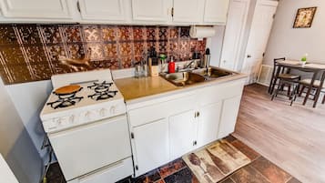 Casa de campo (2 Bedrooms) | Cozinha privada | Geladeira grande, fogão, cafeteira/chaleira, torradeira