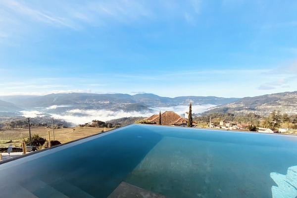 Piscina externa, espreguiçadeiras