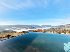 Piscina externa, espreguiçadeiras
