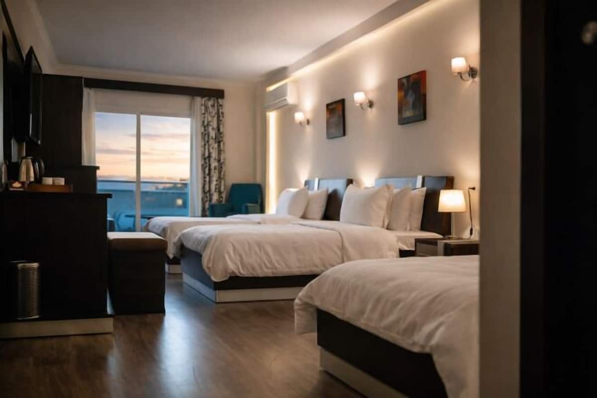 Frigobar, cofres nos quartos, escrivaninha, quartos à prova de som