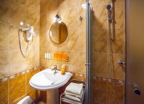 Quarto Twin, Vista para a cidade | Casa de banho | Um secador de cabelo, toalhas fornecidas, sabão, champô 