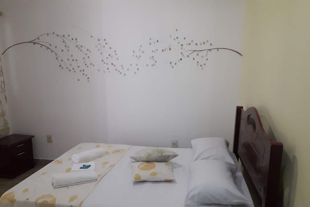 Quarto Duplo Standard, varanda | Wi-fi grátis, roupa de cama fornecida, acesso para cadeira de rodas