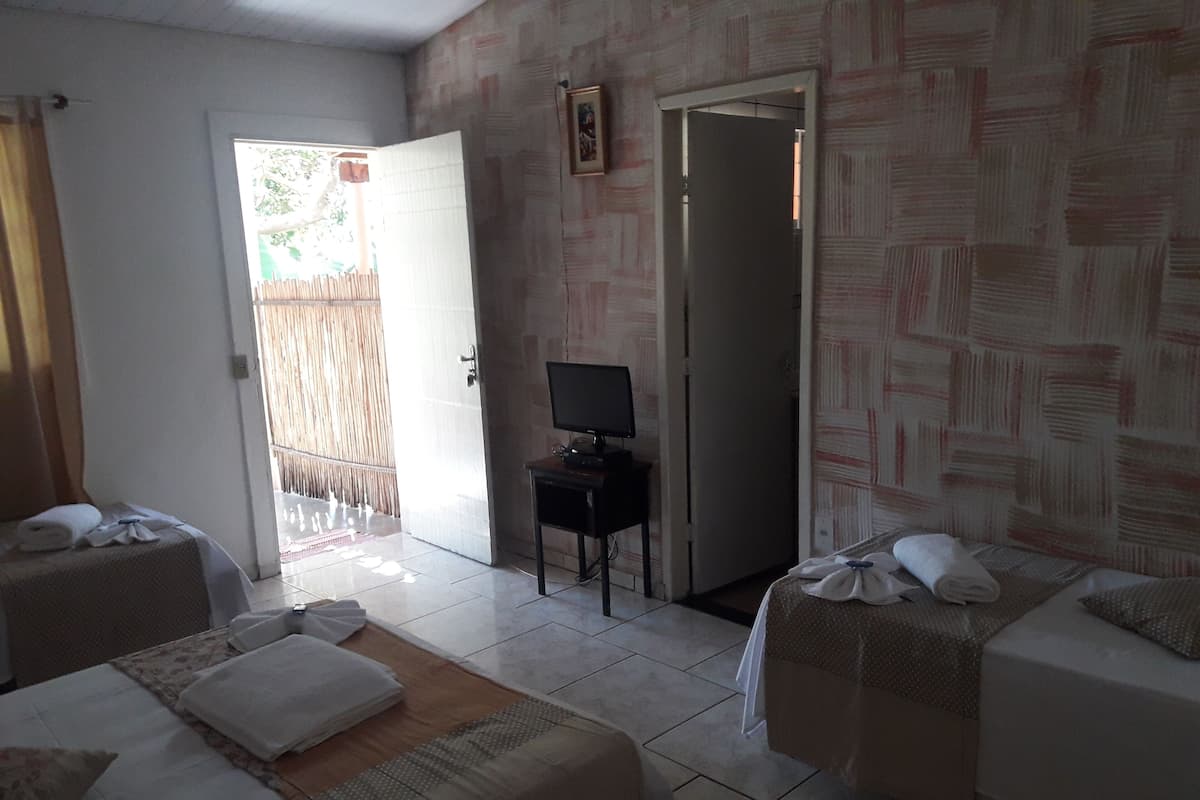 Quarto Quádruplo Standard, varanda | Wi-fi grátis, roupa de cama fornecida, acesso para cadeira de rodas