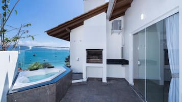 Estúdio panorâmico, banheira de hidromassagem, vista para o oceano | Banheira de hidromassagem