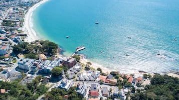 Perto da praia, areia branca