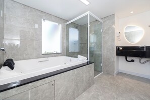 Quarto casal superior | Banheiro | Toalhas de banho, sabonete, shampoo, papel higiênico
