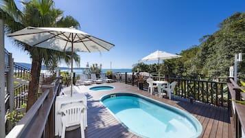 Piscina externa sazonal, funciona das 9h às 20h, espreguiçadeiras