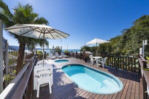 Piscina externa sazonal, funciona das 9h às 20h, espreguiçadeiras