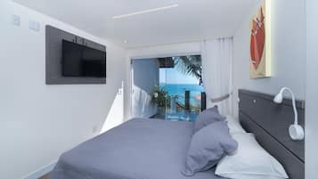 Estúdio panorâmico, banheira de hidromassagem, vista para o oceano | Frigobar, cofres nos quartos, Wi-Fi de cortesia, roupa de cama