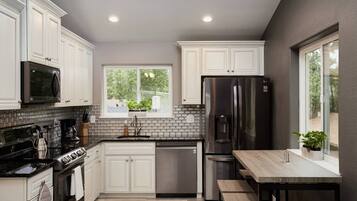 Apartamento (2 Bedrooms) | Cozinha privada | Fogão, cooktop, lava-louças, talheres/pratos/utensílios de cozinha