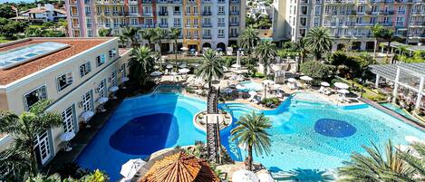 Apartamento superior | Piscina | Piscina externa, guarda-sóis, espreguiçadeiras