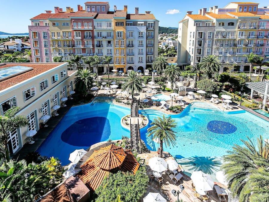 Apartamento superior | Piscina | Piscina externa, guarda-sóis, espreguiçadeiras