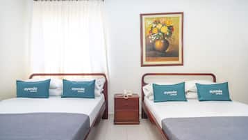 Quarto quádruplo standard | Roupas de cama antialérgicas, Wi-Fi de cortesia, roupa de cama