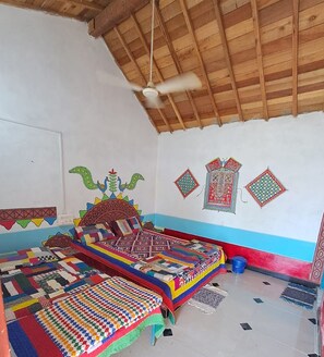 Quarto clássico | Roupas de cama premium, escrivaninha, roupa de cama