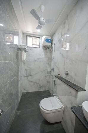Quarto duplo executivo, 2 camas de solteiro | Banheiro | Chuveiro, chinelos, toalhas de banho 