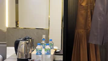 Estúdio Executivo, 1 cama queen-size e sofá-cama (Cinema) | Roupa hipoalergénica, minibar, cofre no quarto, secretária