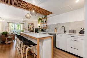 Apartamento Superior, 1 quarto | Cozinha privada | Um frigorífico/congelador grande, um micro-ondas, uma placa de cozinha 