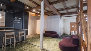 Um interior moderno com área de bar, assentos e teto de madeira.