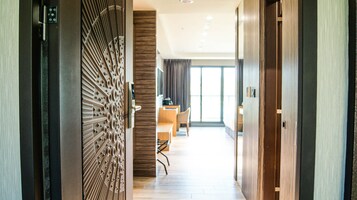 Quarto Quádruplo Clássico | Edredões de penas, minibar, secretária