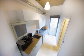 Apartamento | Cozinha privada | Um frigorífico, um micro-ondas, uma placa de cozinha 