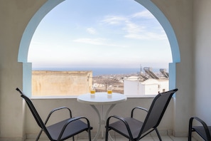 Quarto Triplo Básico, vista para o mar | Vista da varanda