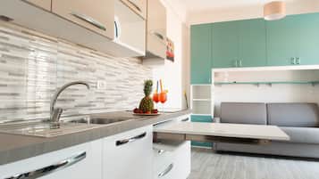 Geladeira grande, cooktop, chaleira elétrica