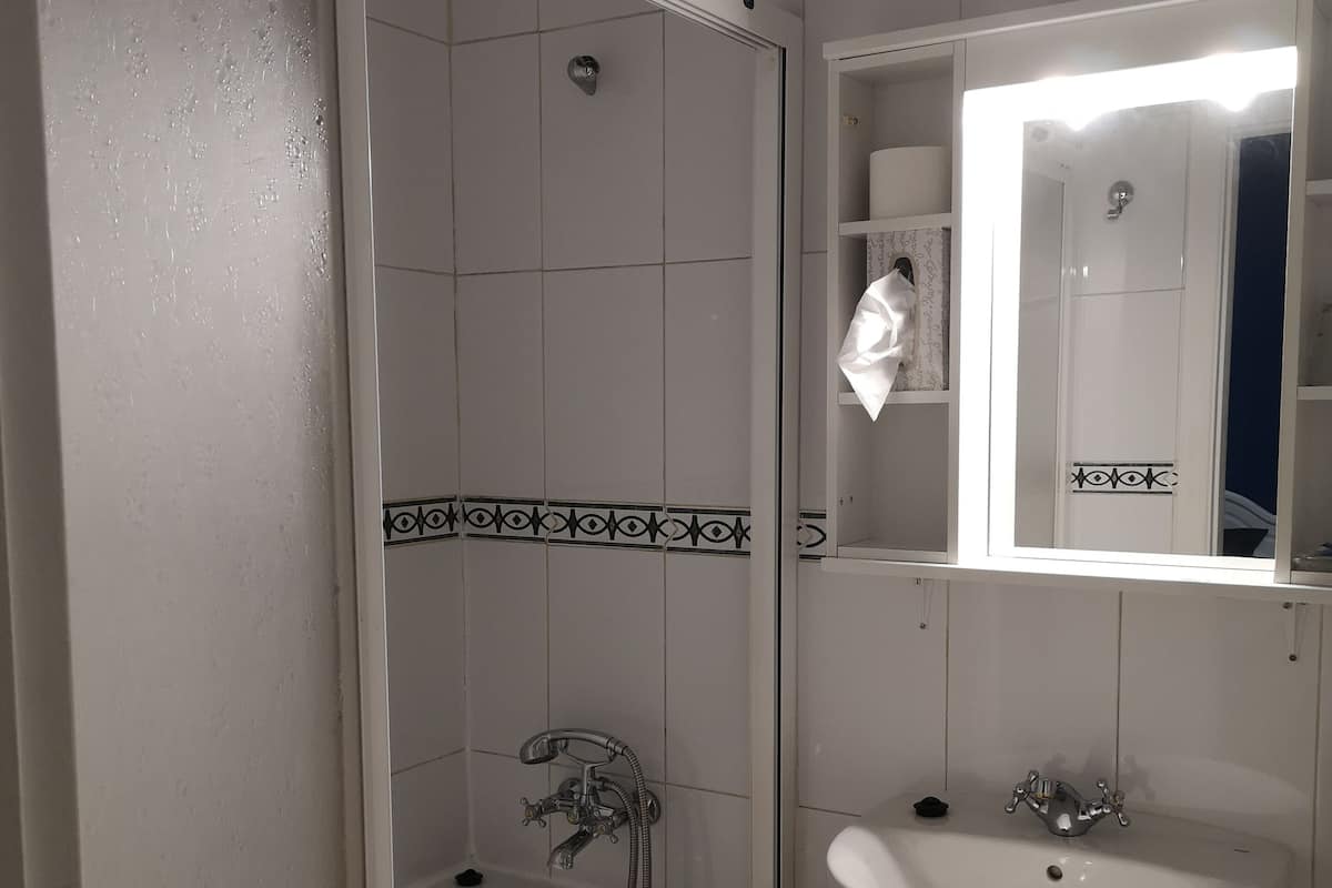 Um secador de cabelo (mediante pedido), toalhas fornecidas, sabão