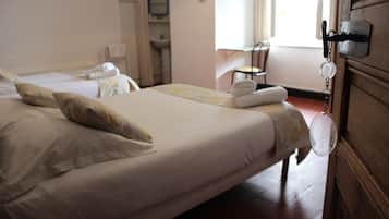 Quarto Familiar, casa de banho privativa (Toilettes Partagées) | Secretária, cortinas/cortinados opacos, quartos insonorizados