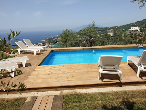 Piscina exterior sazonal, guarda-sóis, espreguiçadeiras