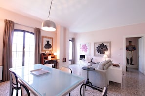 Apartamento, 1 quarto, vista para o canal | Opções para refeição no quarto