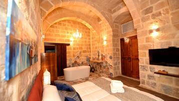 Quarto Duplo Lua de Mel, 1 cama queen-size, banheira (Jean 1557) | Roupa de alta qualidade, camas de colchão viscoelástico, minibar