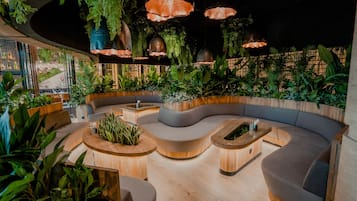 Este pub inglês, junto à piscina, aberto diariamente
