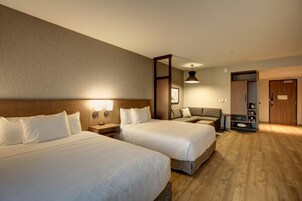 Quarto Standard, acessível, banheira (2 Queen Beds & 1 Sofabed) | Sala de estar | Televisor de ecrã plano de 55 polegadas com canais digitais, televisor 