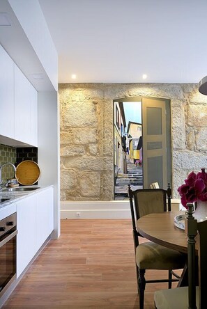 Apartamento Deluxe, 1 quarto (1T) | Cozinha privada | Um frigorífico, um micro-ondas, um forno, uma placa de cozinha 