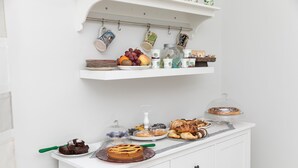 Uma bancada de cozinha branca com diversos alimentos e utensílios.